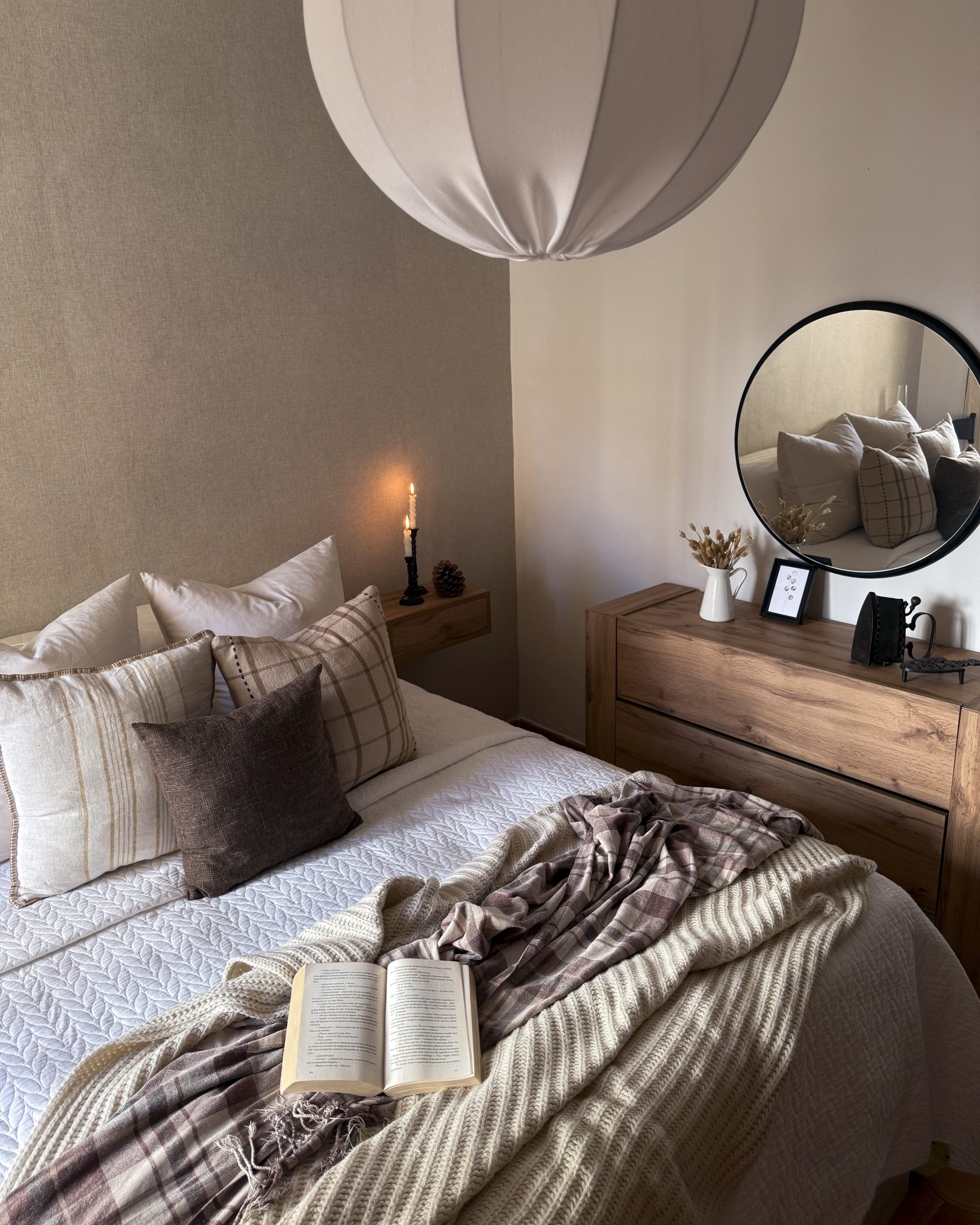 Cosa mettere sul comò della camera da letto moderna: 10 idee